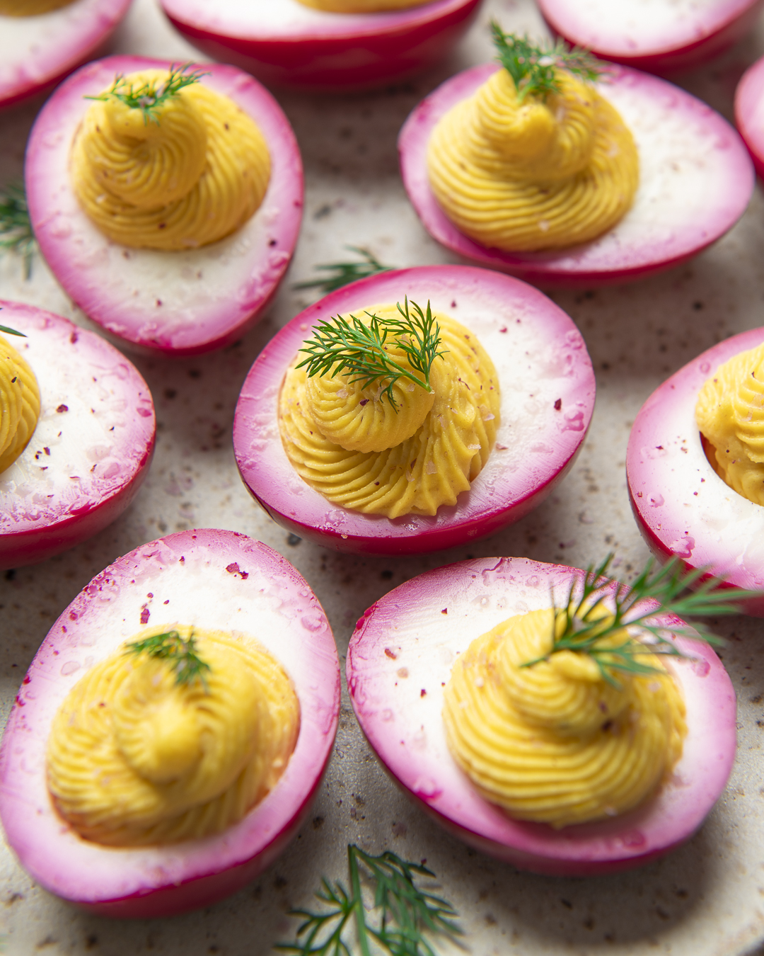Huevos rosas rellenos - Una Pizca de Amor